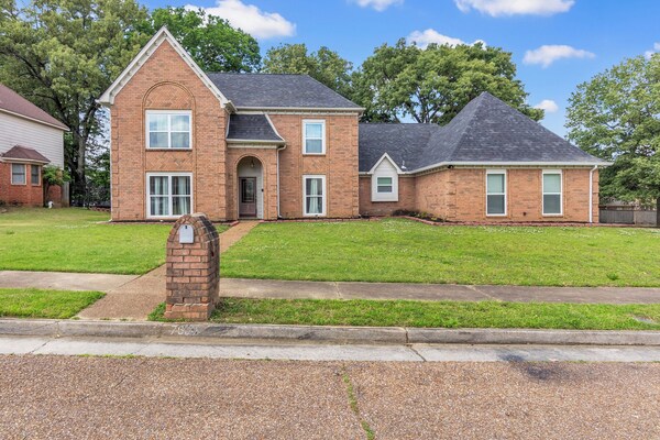 Monthly Stays- Modern, Updated 5- Bedroom Brick Home - Germantown, TN