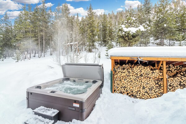 Peaceful 3-bedroom Cabin 20 Minutes To Winter Park Resort - Hot Tub, Ev Charger - Tabernash, CO