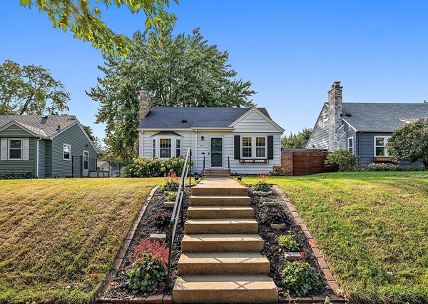Minnestay* Cape Cod Charmer | - Bloomington, MN