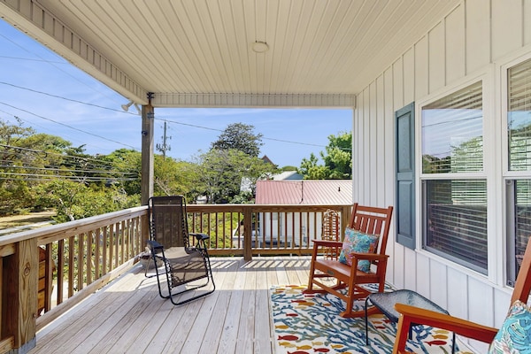 Charming 3br Home With Elevator, Wifi, Full Kitchen, And 1 Block From The Beach - Atlantic Beach, NC