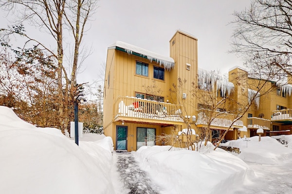 Cozy Condo Walk To Town Square, Shuttle To Ski, Seasonal Pool - Waterville Valley, NH