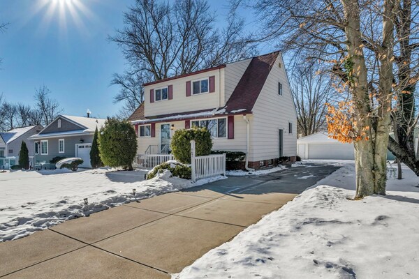 New! Modern Retreat Near Cle Game Room & Renovated - Columbia, OH