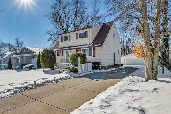 New! Modern Retreat Near Cle Game Room & Renovated - Avon, OH