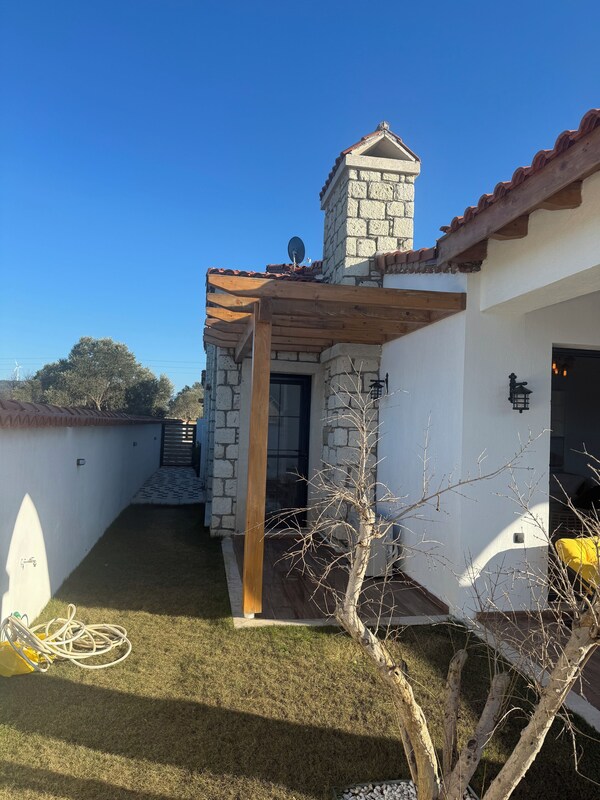 2-bedroom Villa In Charming Uzunkuyu Urla With Private Pool Ac, Wifi Brand New - Barbaros