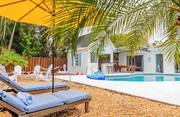 Coastal Cottage - Beautifully Renovated! Pet Friendly (Fee)  - Pool Table! - Naples, FL