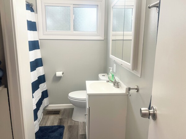 New! Clean And Private Remodeled Home In Kent. Close To Everything! - Kent, OH
