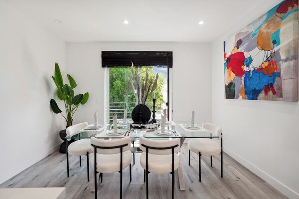Hollywood Lights: Stylish 3br Townhouse Near Attractions - West Hollywood