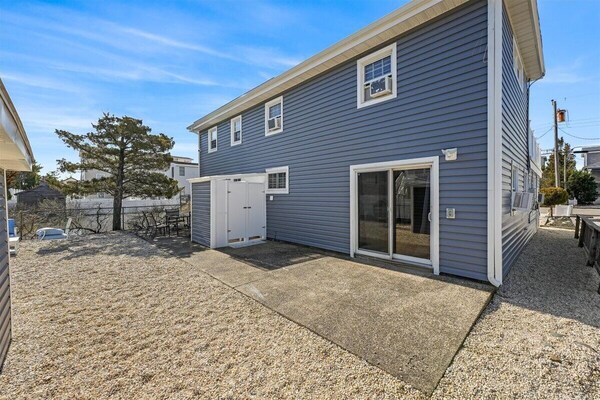 Centrally Located Surf City, Lbi Beach Condo 2 Bedrooms + Bonus Room, Sleeps 8 - Beach Haven, NJ