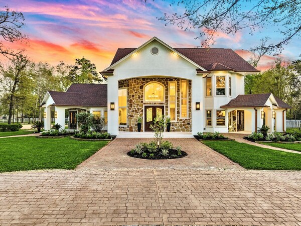 The Lux At West Ln Event & Stay- Pool, Golf, Pickleball, Fire Pit, Gazebo & More - The Woodlands, TX