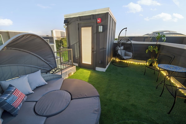 Luxurious Getaway W/ Premium Amenities! Condo W Rooftop Retreat, Private Garage & Gated Entry - Arlington, TX