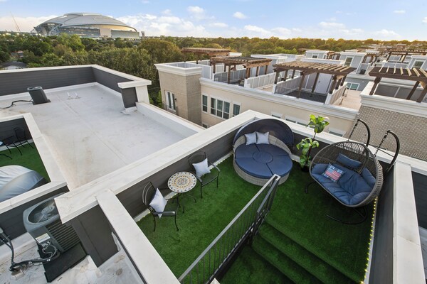 New Penthouse Rooftop Deck! Steps To Stadium. Lux Extras, Private Garage & Gated - Euless, TX