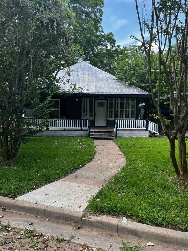 Charming 1920s Restored Bungalow - Smithville, TX
