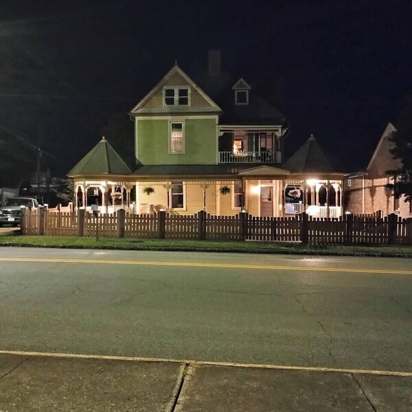 Victorian Sunset View Studio Apartment - Talladega, AL