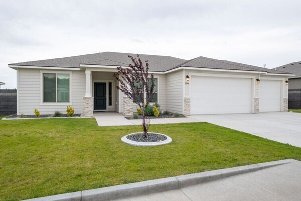 King Bed, Large Yard & 3 Car Garage 4/2 - #1588 - 리치랜드
