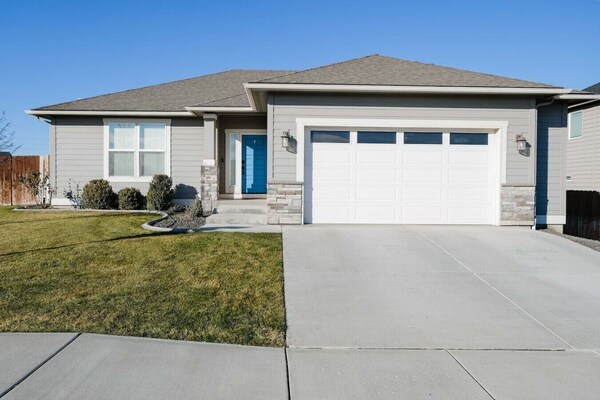 King Bed, Large Kitchen, Yard & Garage #6027 - Pasco, WA