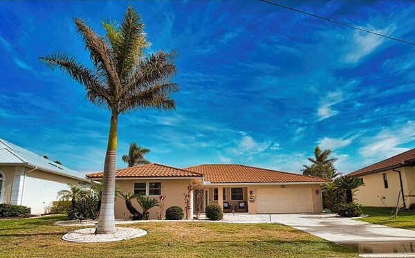 Welcome To Our Dolphin Dream House. Enjoy The Many Passing Boats And Sea Life. - Punta Gorda, FL