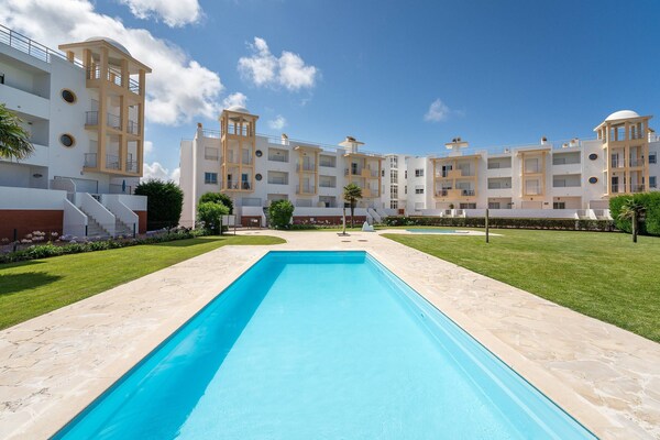 The Blue Wave - Shared Pool - Nazaré