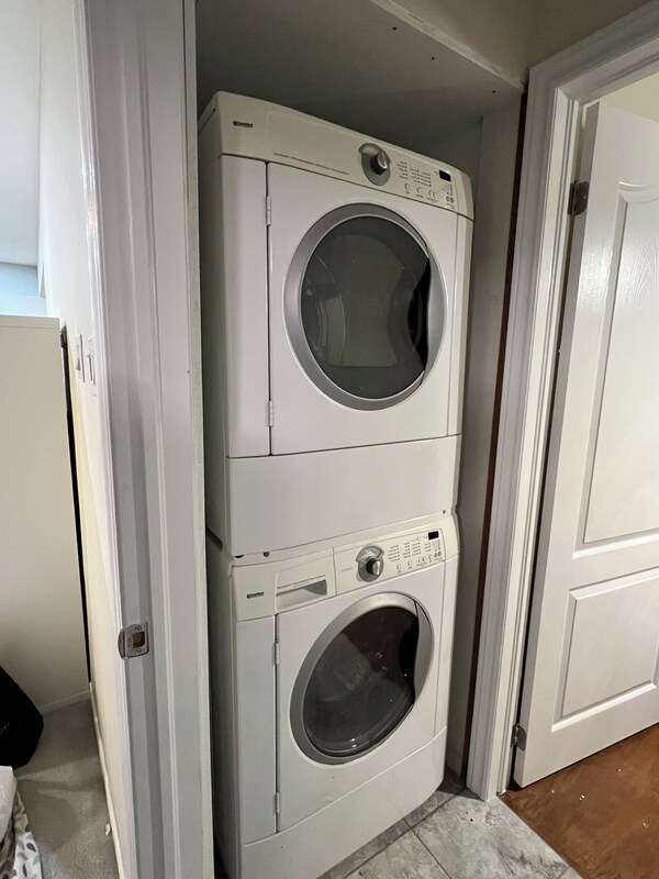 Cozy 3-bedroom Retreat | Comfortable Stay With Modern Amenities - Burlington