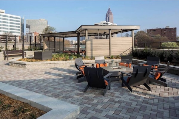 Downtown High-rise W/ City Views, Pool & Gym - Atlanta, GA