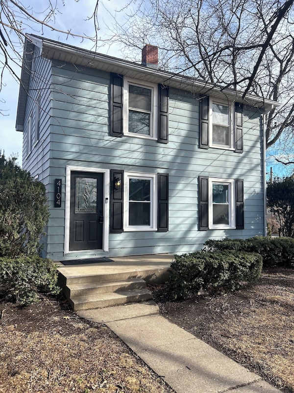 "Monroe Manor" Is A 3-bedroom House With 3 Bathrooms And  Wifi In Peoria Heights - Peoria, IL