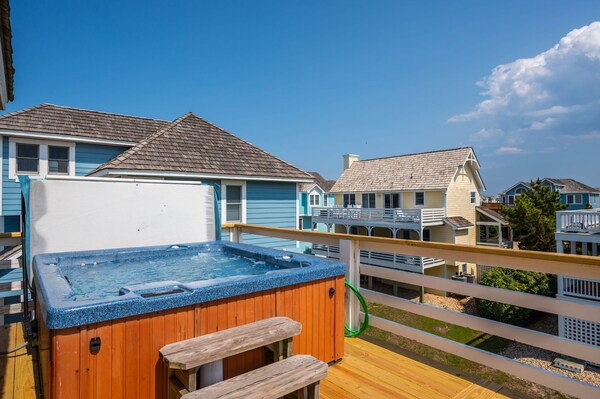 A Bitt Beachy: Oceanside, Hot Tub, Community Pool, Easy Beach Access - Nags Head, NC