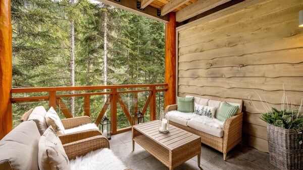 New Listing | Ski-in/out | Private Hot Tub | Double Garage | Managed By Aloha Whistler - Whistler