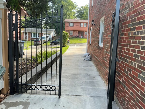 The Home In Washington Dc, 2 Bedrooms, 4 Beds, Free Parking, Kitchen & Laundry. - Bethesda, MD