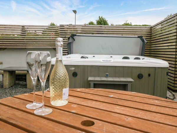 Lund House, Pet Friendly, Character Holiday Cottage In Ulverston - Ulverston