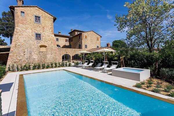 Villa Albizia: A Characteristic And Welcoming Four-story Apartment That Is Part Of A Villa Surrounded By The Greenery, With Free Wi-fi. - Poggibonsi