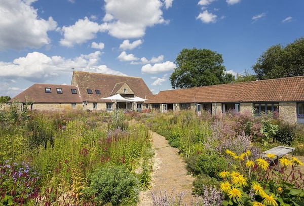A Beautiful Barn Sleeping 10 Guests - Tetbury