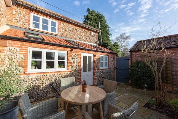 The Flints - Sleeps 3 Guests  In 2 Bedrooms - Blakeney