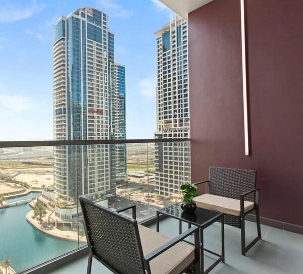 Elegant 1-bedroom With Stunning Lake View In Jlt - Dubai