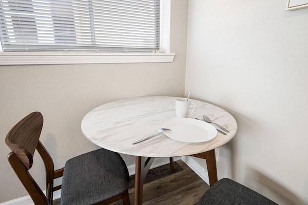 Chic And Comfortable 1br Apartment Near Bradley U - Peoria, IL