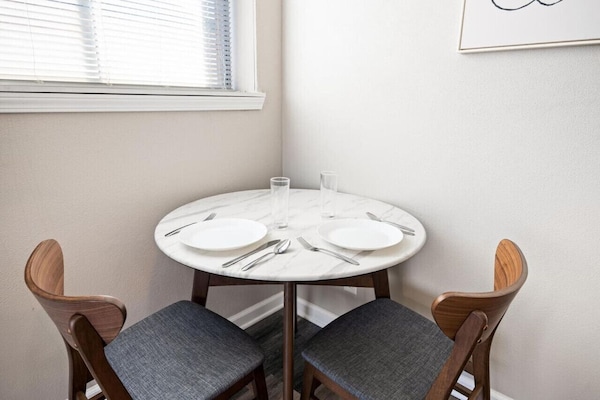 The Susan: A Cozy, Comfy 1bd Suite - Peoria, IL