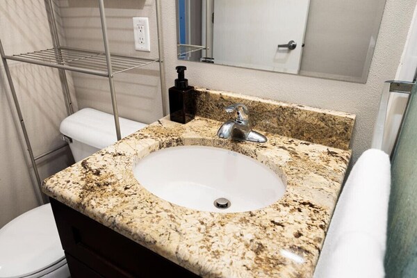 Urban 1bd Moments Away From Dt Peoria - Peoria, IL
