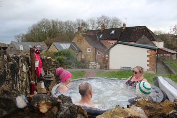 Large Farmhouse - Swimming Pool, Hot Tub And Sauna - Chard