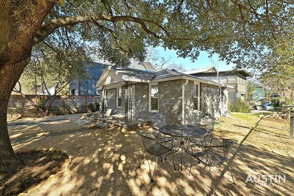 Walk To East Austins Bestfree Parkinggated Dog-friendly Yardbungalow For 4 - Bryker Woods - Austin