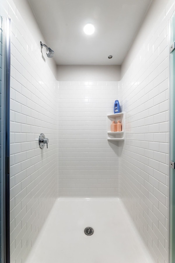 Stylish 1bd Retreat In Hollywood Pool&free Parking - Los Angeles, CA