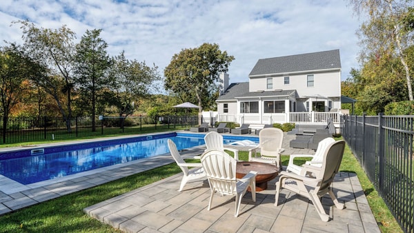 Spacious North Fork Home In Greenport, Heated Pool, Perfect For Families - ニューヨーク州