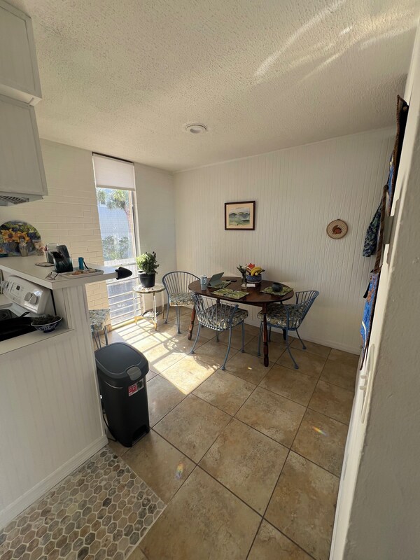 Quiet 2-bedroom Condo With Wifi, Ac In Brilliant Atlantic Beach Steps From Ocean - Jacksonville, FL