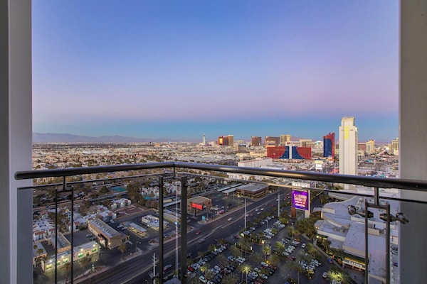 Strip View Bliss / No Resort Fees - Henderson, NV