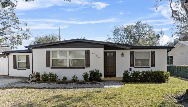 Prime Tampa Location,near Usf, Ybor City  4br Slps 8! - Tampa, FL