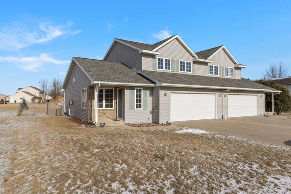Fireplace! Fully Fenced Yard! - Green Bay