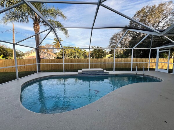 Spacious 4-bedroom Pool House With Wifi And Ac In Charming Vero Beach - Vero Beach, FL
