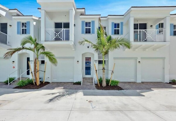 Welcome To Sunset Serenity! A 3 Bedroom Townhome Located Within Cape Harbour. - Sanibel Island, FL