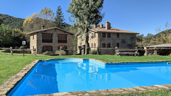 Apartment 'Mas El Carrer - Blanc' With Shared Pool, Shared Garden And Wi-fi - Olot