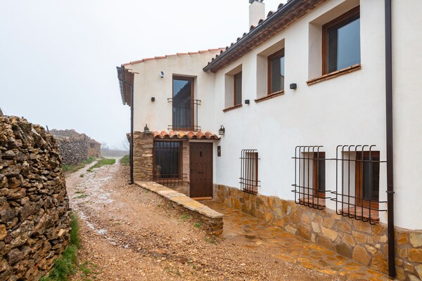 Country House 'Masía La Parreta' With Mountain View, Private Terrace And Private Garden - La Iglesuela del Cid