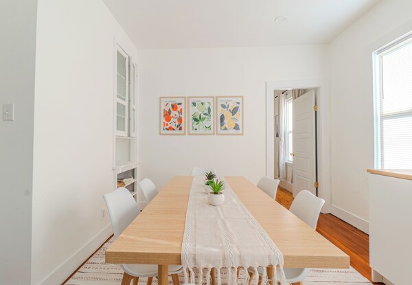 Spacious 3bdr Near Harvard/5-min Walk To Train - Davis Sq / Free Parking! - Bedford, MA