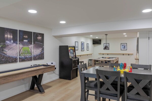 Luxurious Home With Game Room & Media Room ~10 Mins To Stadium, Campus, Downtown - Rothrock State Forest, State College