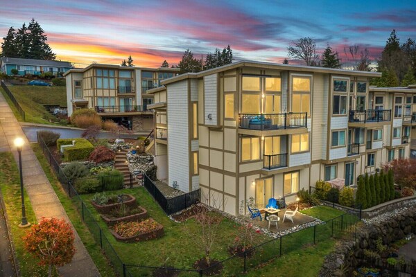 The Sound Landing W/ Beach Access & Theater Room! - Bremerton, WA